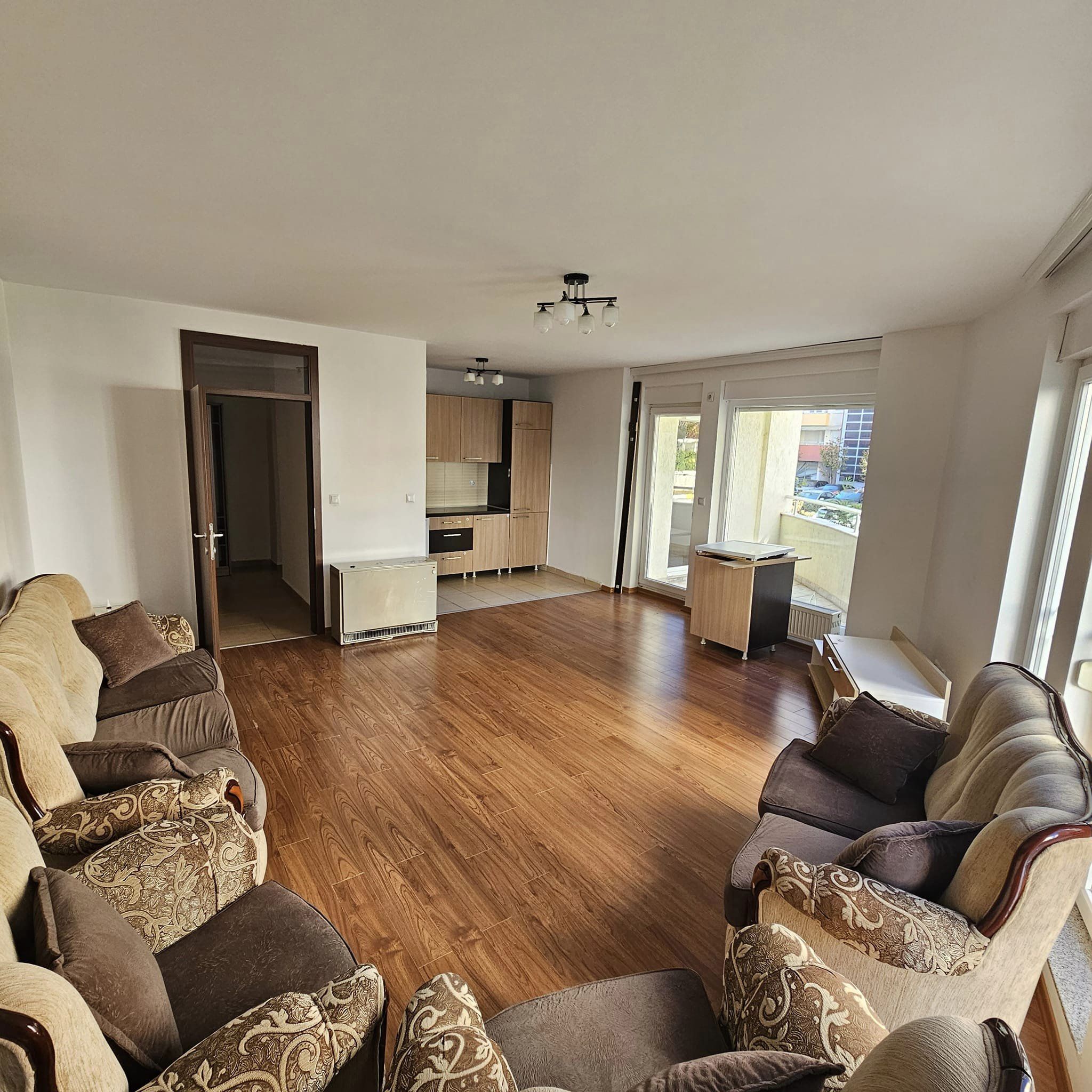 Ofrohet për qera Banesë në Rrugën C - ooo houses